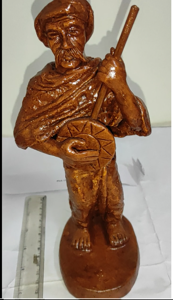 Free Hand Statue Standing Men With Banjo - Pick Use